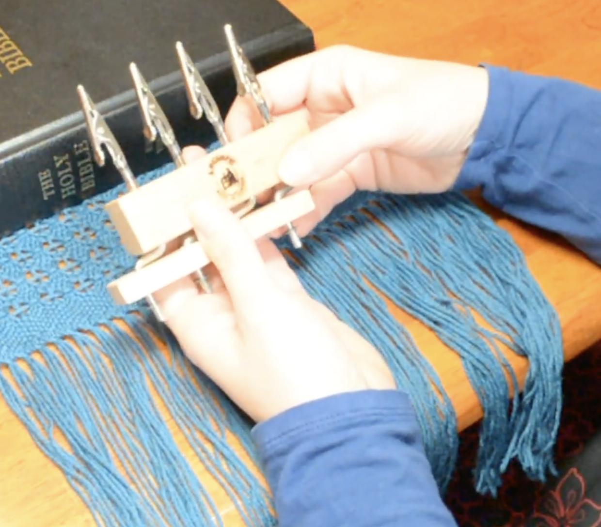 How to twist a fringe - Kelly Casanova Weaving Lessons