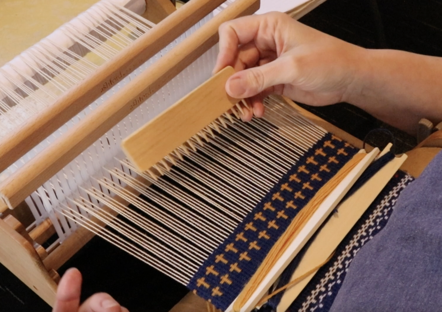 How to weave krokbragd crosses - Kelly Casanova Weaving Lessons
